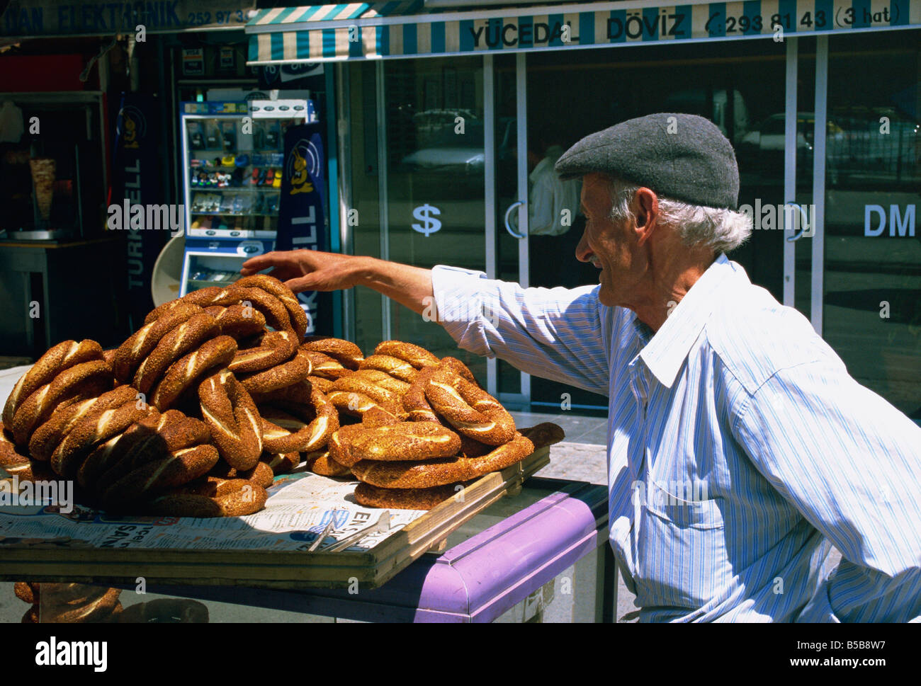 Simit seller Istanbul Turkey Europe Stock Photo - Alamy