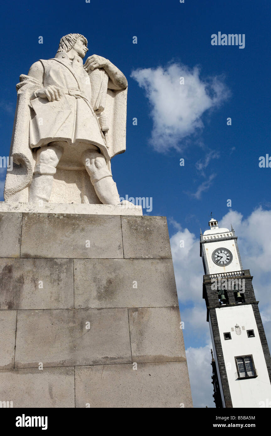 Statues in front building hi-res stock photography and images - Alamy