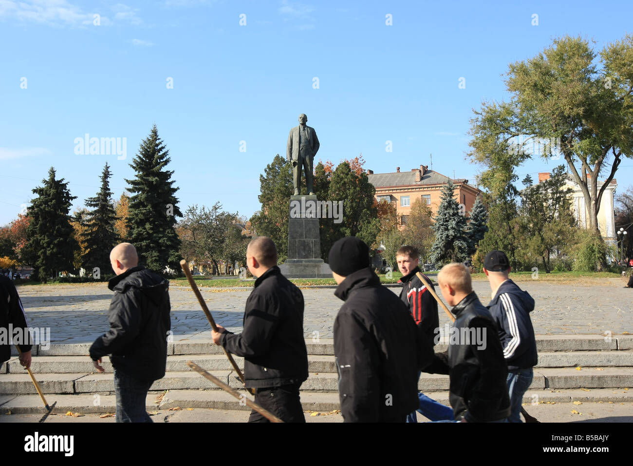 Lenin statue ukraine flag hi-res stock photography and images - Alamy