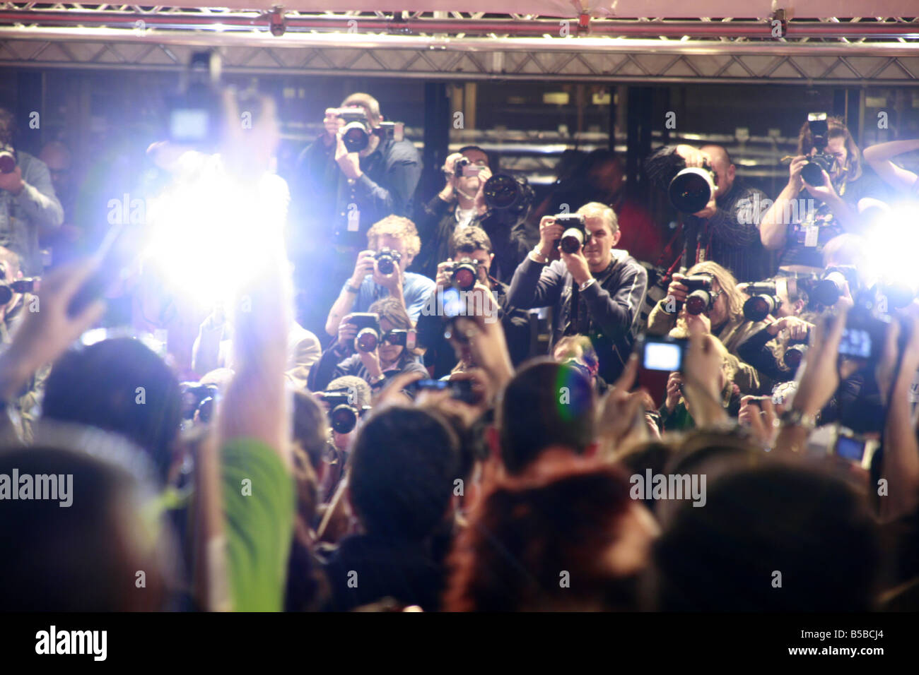 Crowd of people with camera flashes hi-res stock photography and images ...