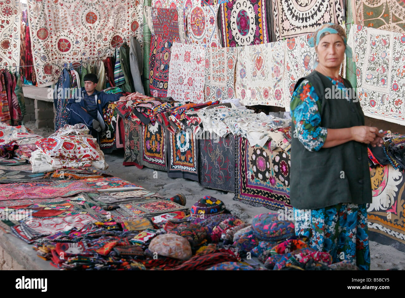 Uzbek woman selling textile, Sunday market in Urgut, Uzbekistan, Central Asia Stock Photo - Alamy