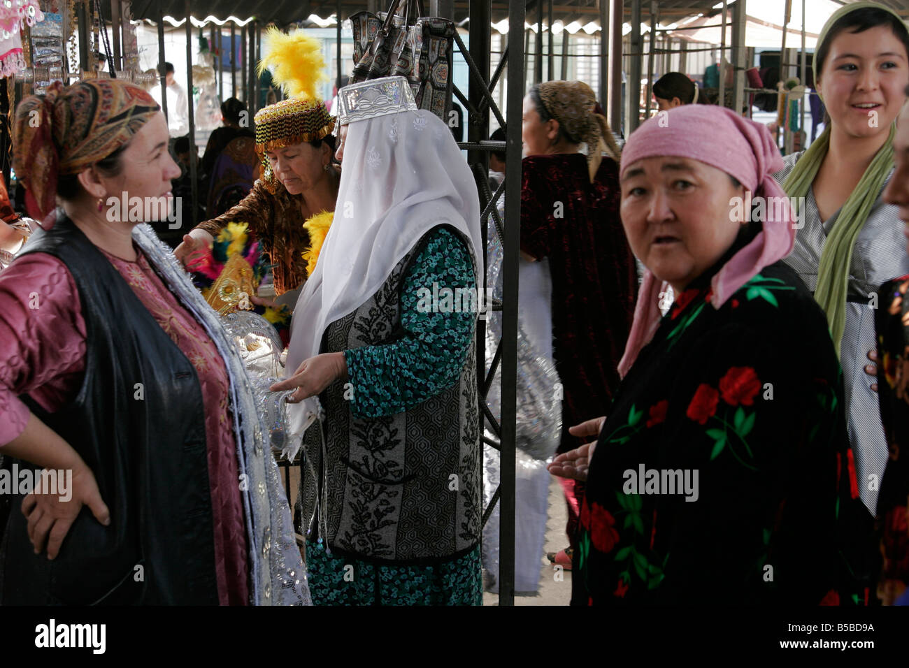 Uzbek women, Sunday market in Urgut, Uzbekistan, Central Asia Stock ...
