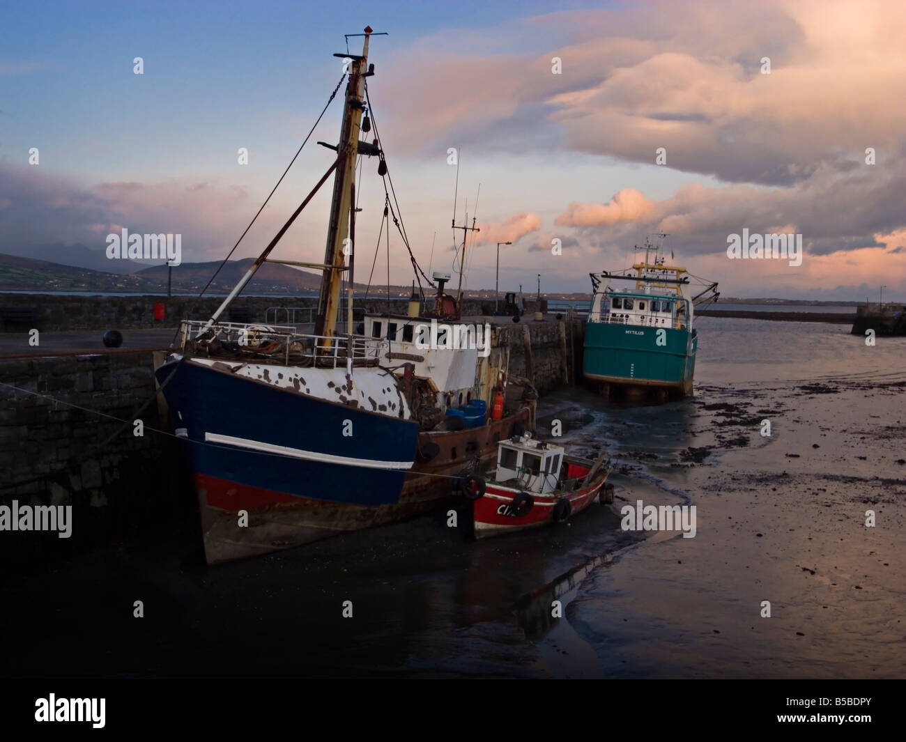 Fishing trawler trawlers ireland hi-res stock photography and images ...