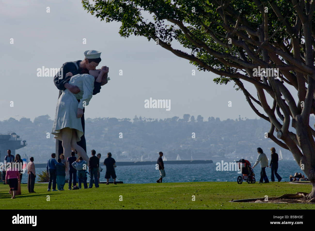 Seward Johnson's "Unconditional Surrender" in San Diego Stock Photo - Alamy