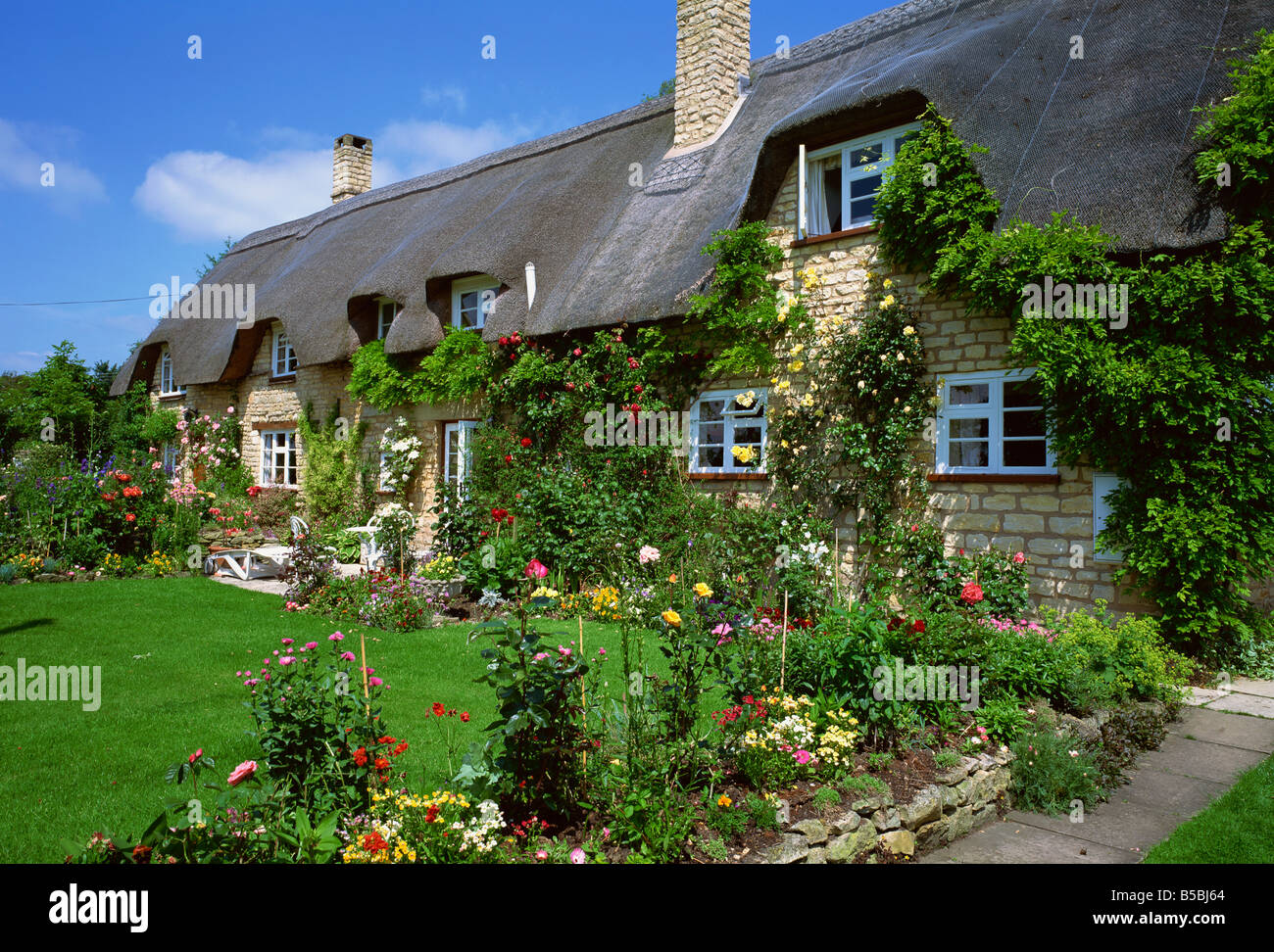 Thatched cottage, Gloucestershire, The Cotswolds, England, Europe Stock ...
