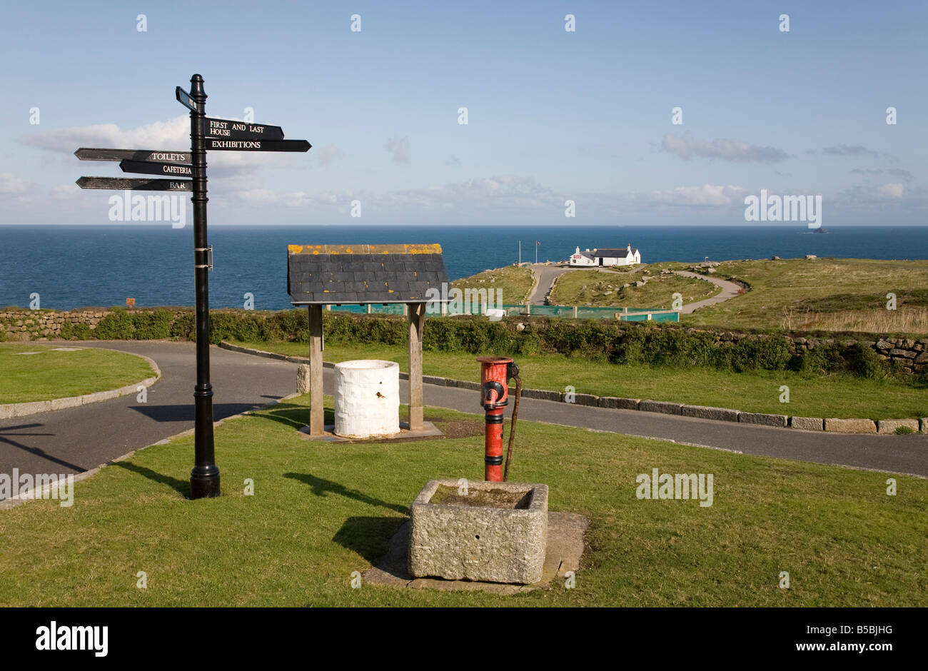sign post at lands end cornwall Stock Photo - Alamy
