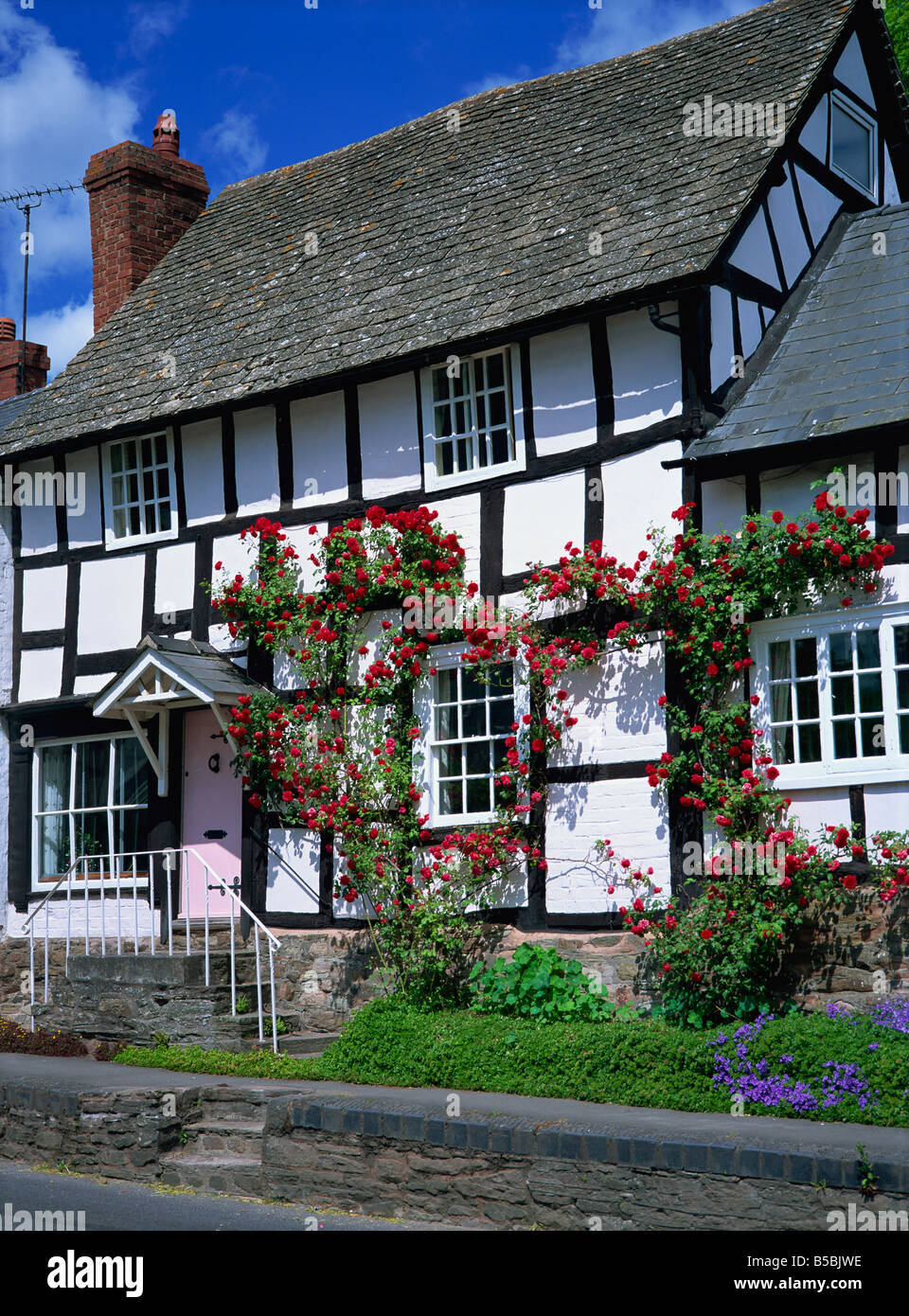 Timber framed cottage hi-res stock photography and images - Alamy
