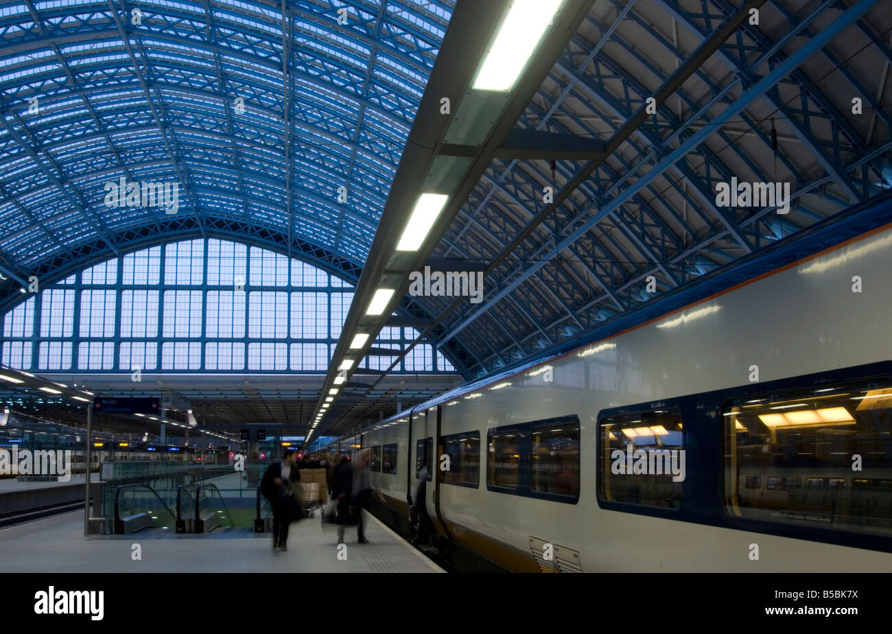 Eurostar trains on platform hi-res stock photography and images - Alamy