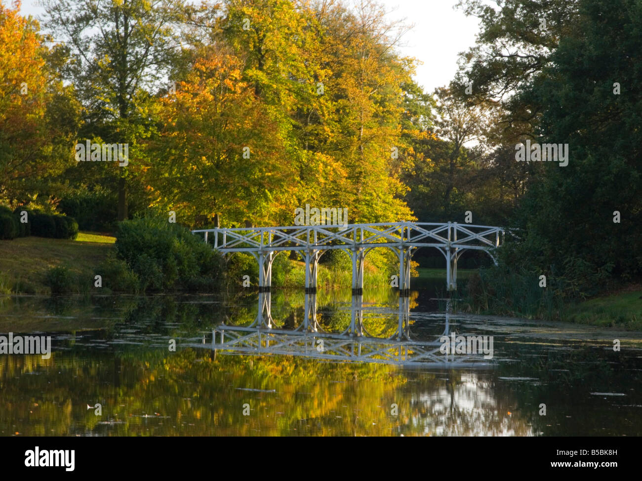 Bridge across lake hi-res stock photography and images - Alamy