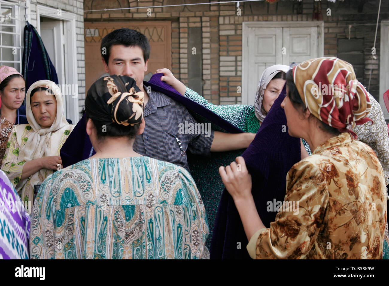 Uzbek traditional clothes hi-res stock photography and images - Alamy