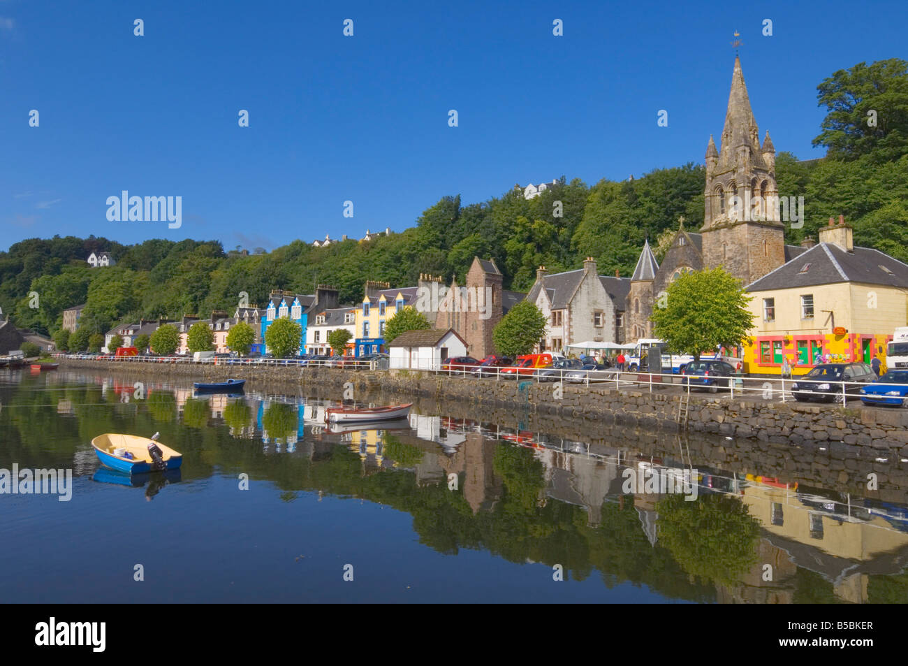 Multicoloured houses and small boats in the harbour at Tobermory ...