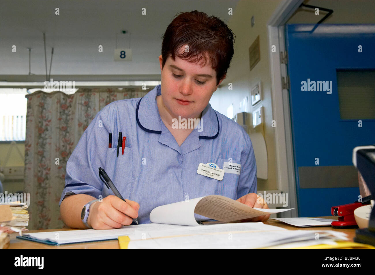Nursing staff and patient nhs hi-res stock photography and images - Alamy