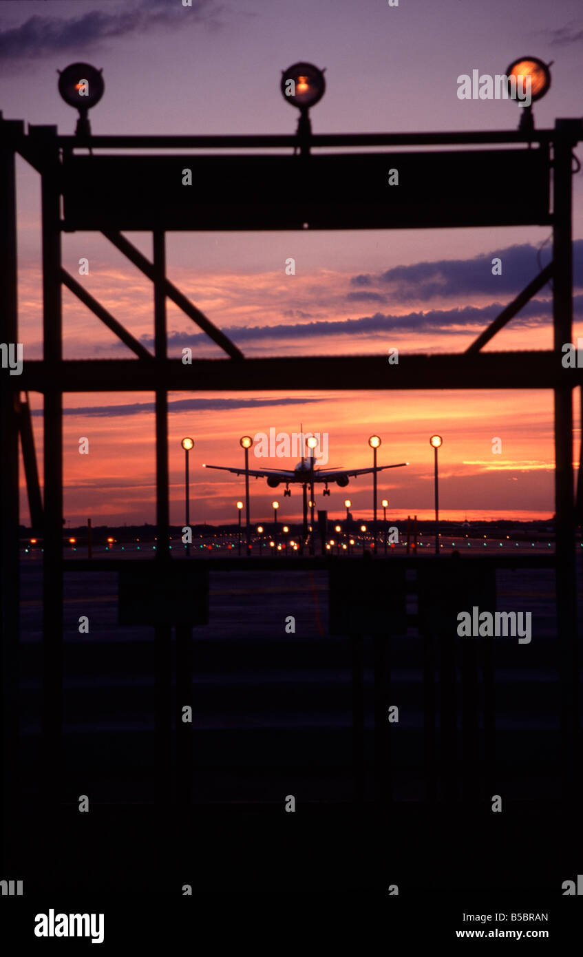 Airport runway lights hi-res stock photography and images - Alamy