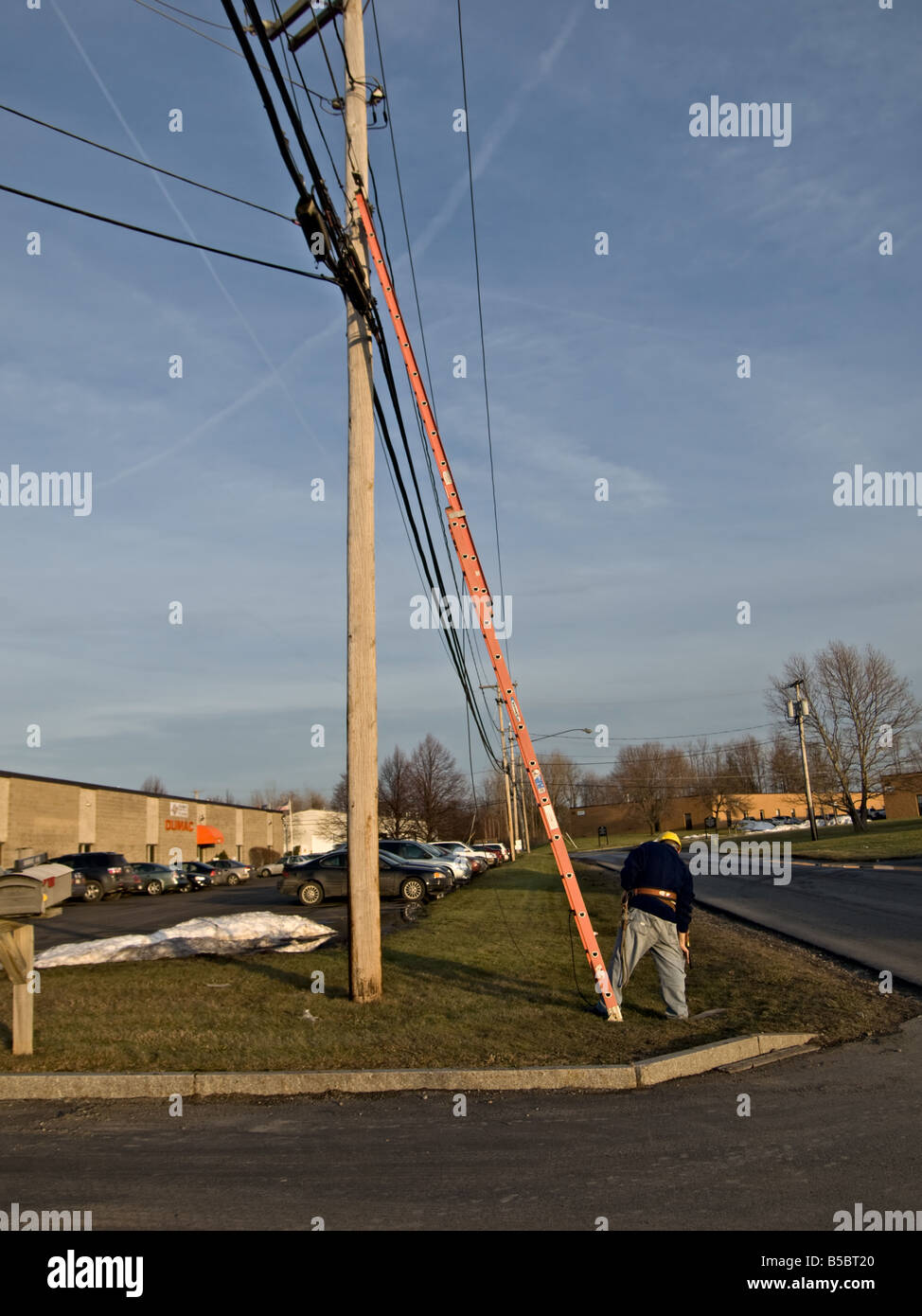 Lineman on utility pole hi-res stock photography and images - Alamy