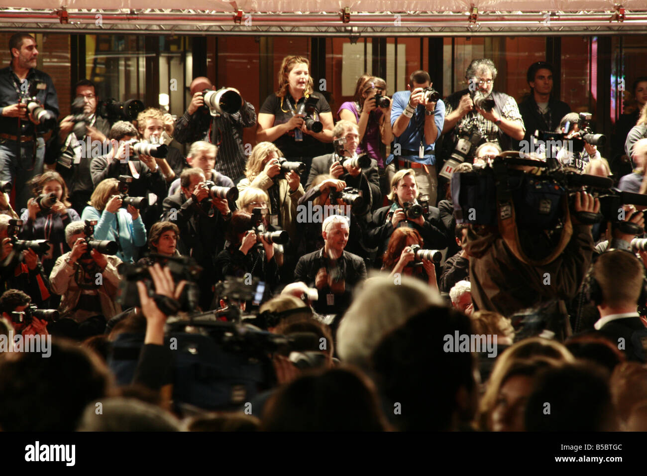 Reporters covering news event hi-res stock photography and images - Alamy