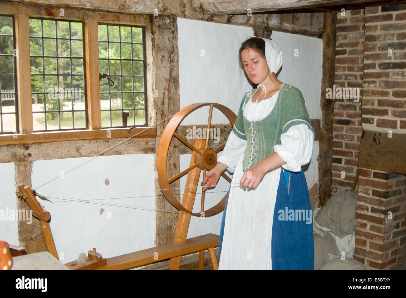 Spinning wheel colonial hi-res stock photography and images - Alamy