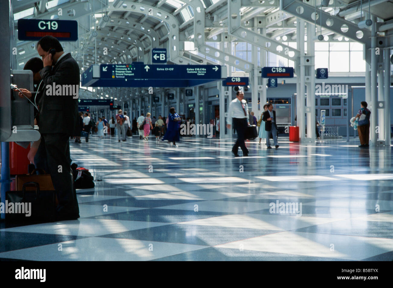 Passengers in terminal rush to catch flights,Ohare International ...