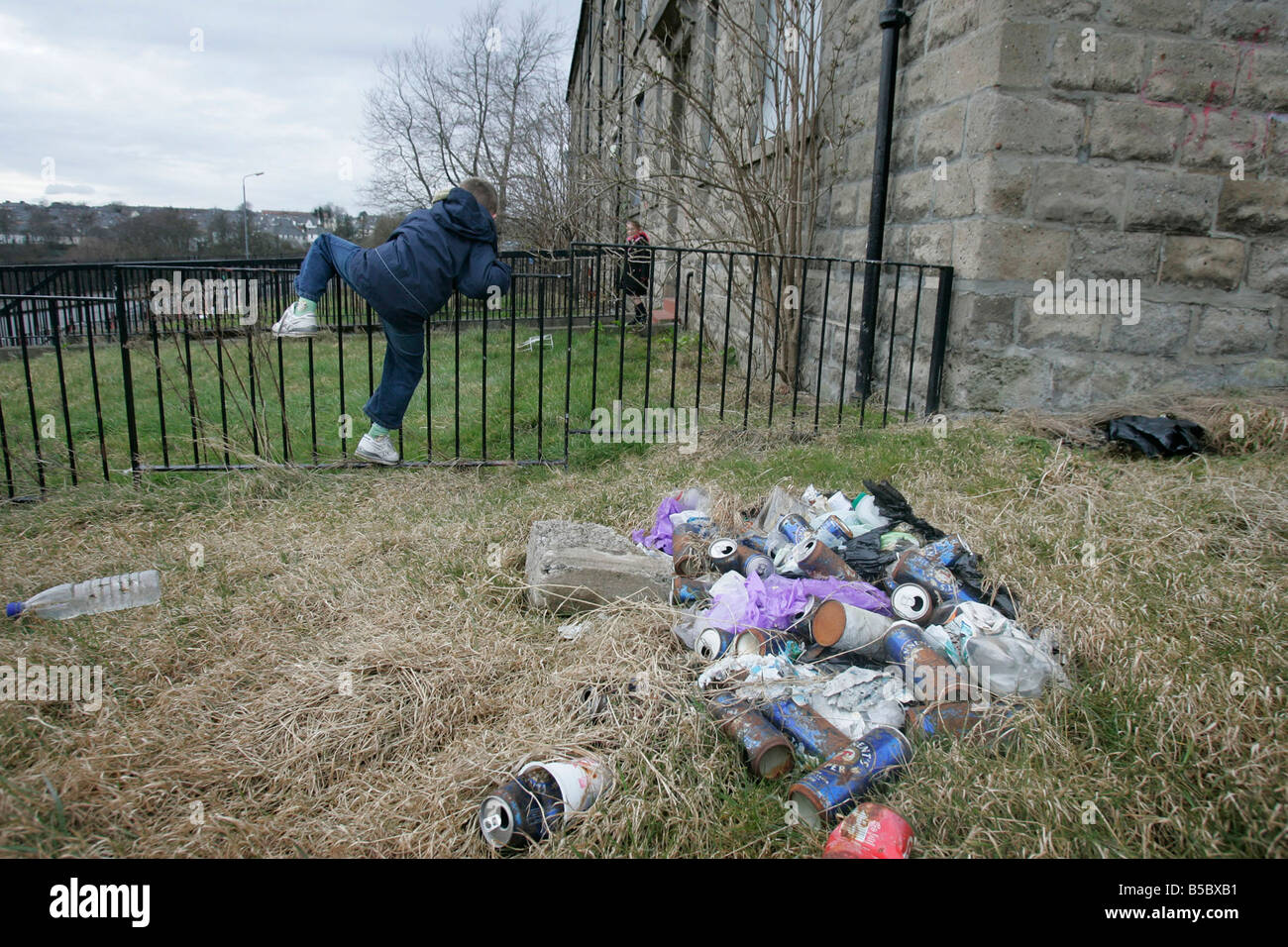 children play on a poverty stricken estate in Maryhill Glasgow Stock ...