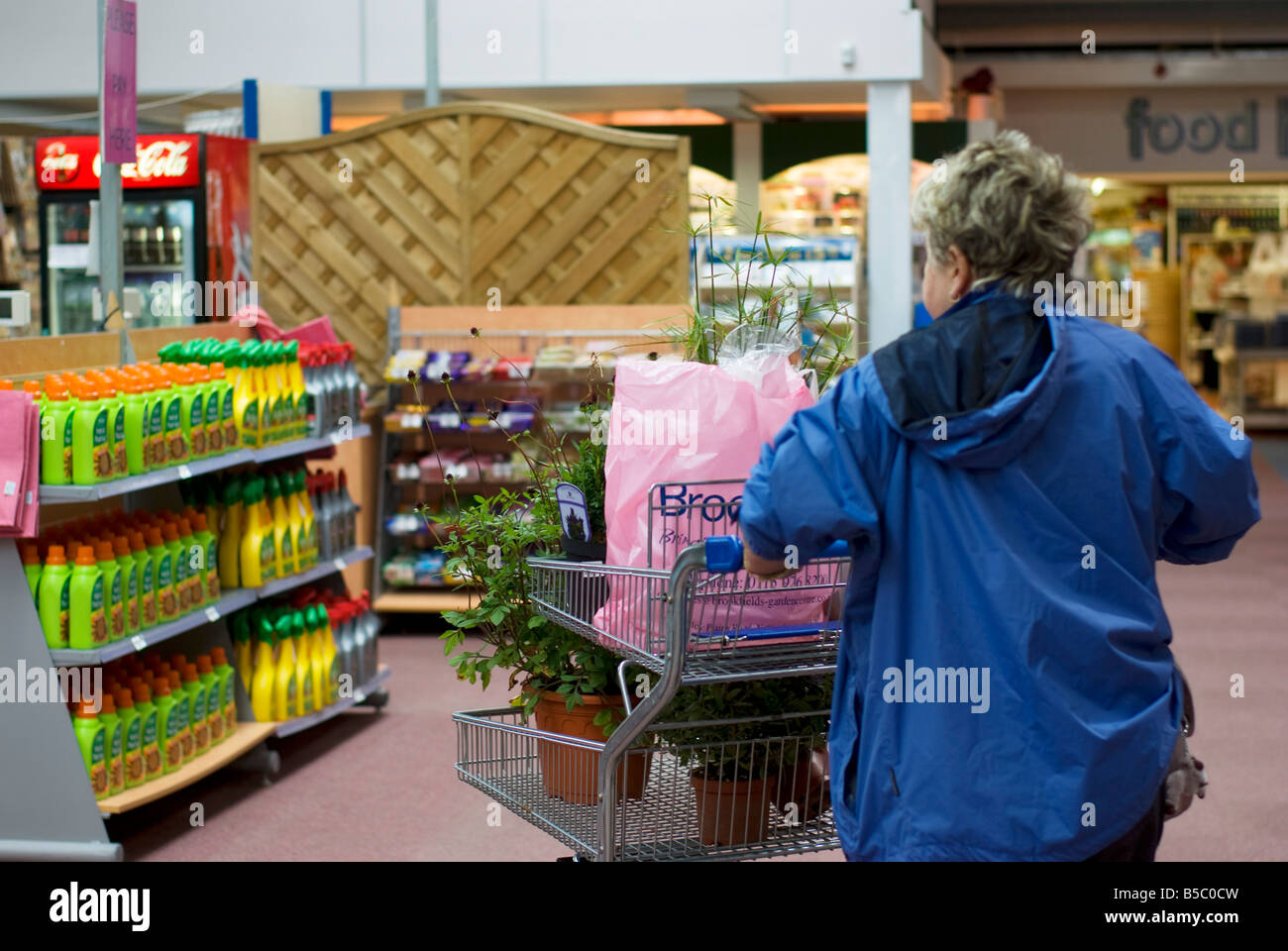 Full shopping trolley hi-res stock photography and images - Alamy