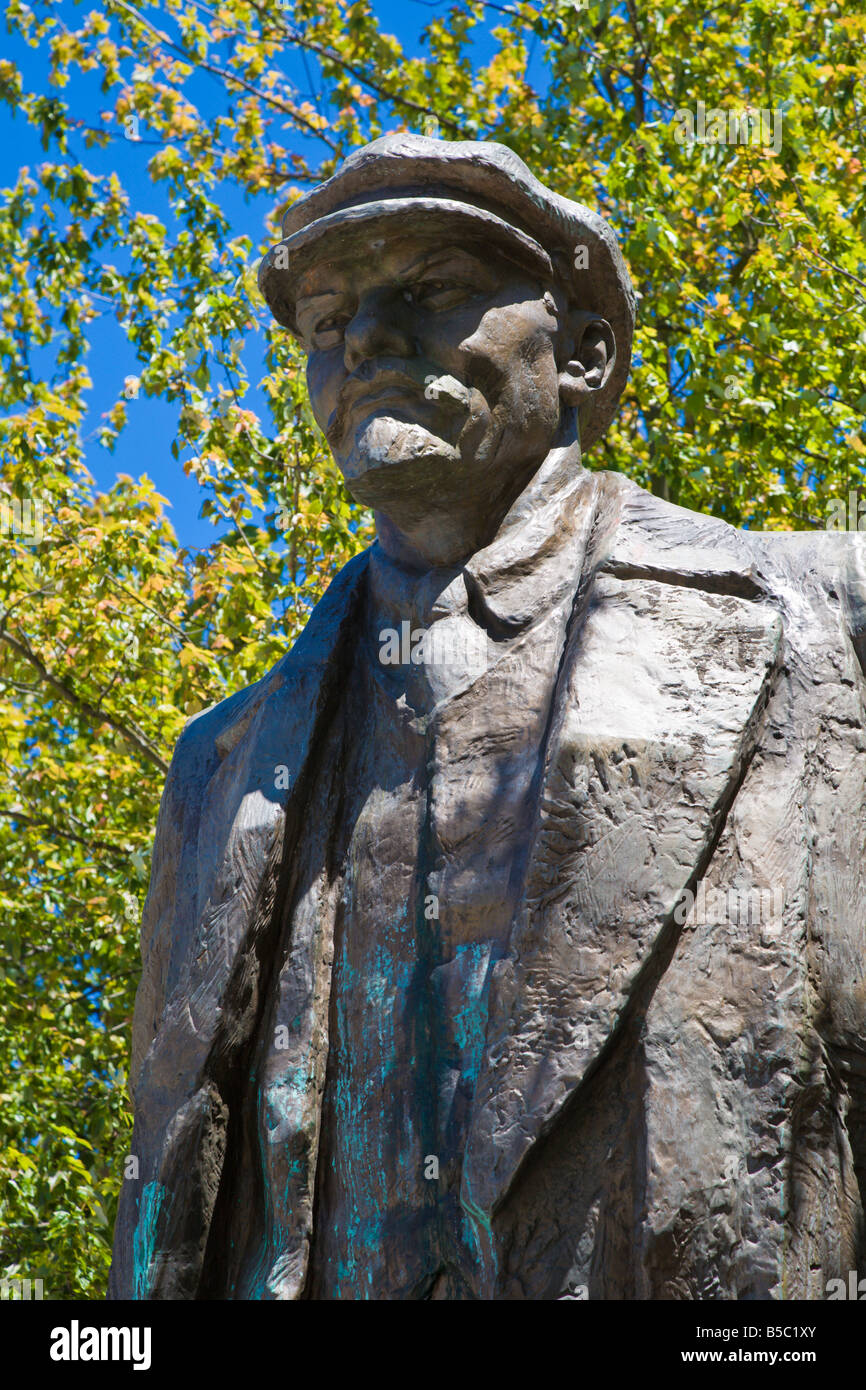 Bronze sculpture of Lenin in Fremont neighborhood of Seattle Washington ...