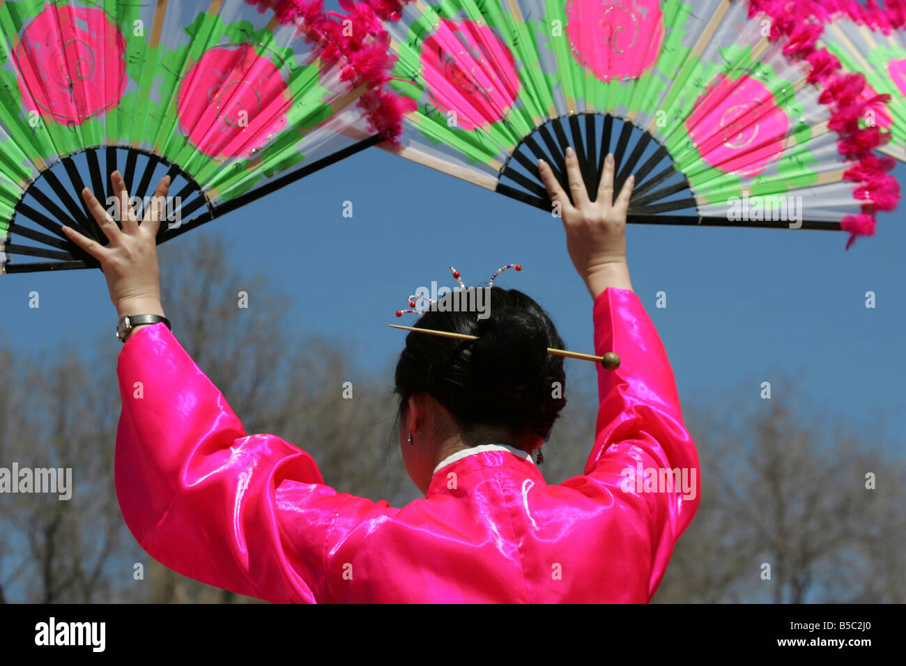 Korean fans dance hi-res stock photography and images - Alamy