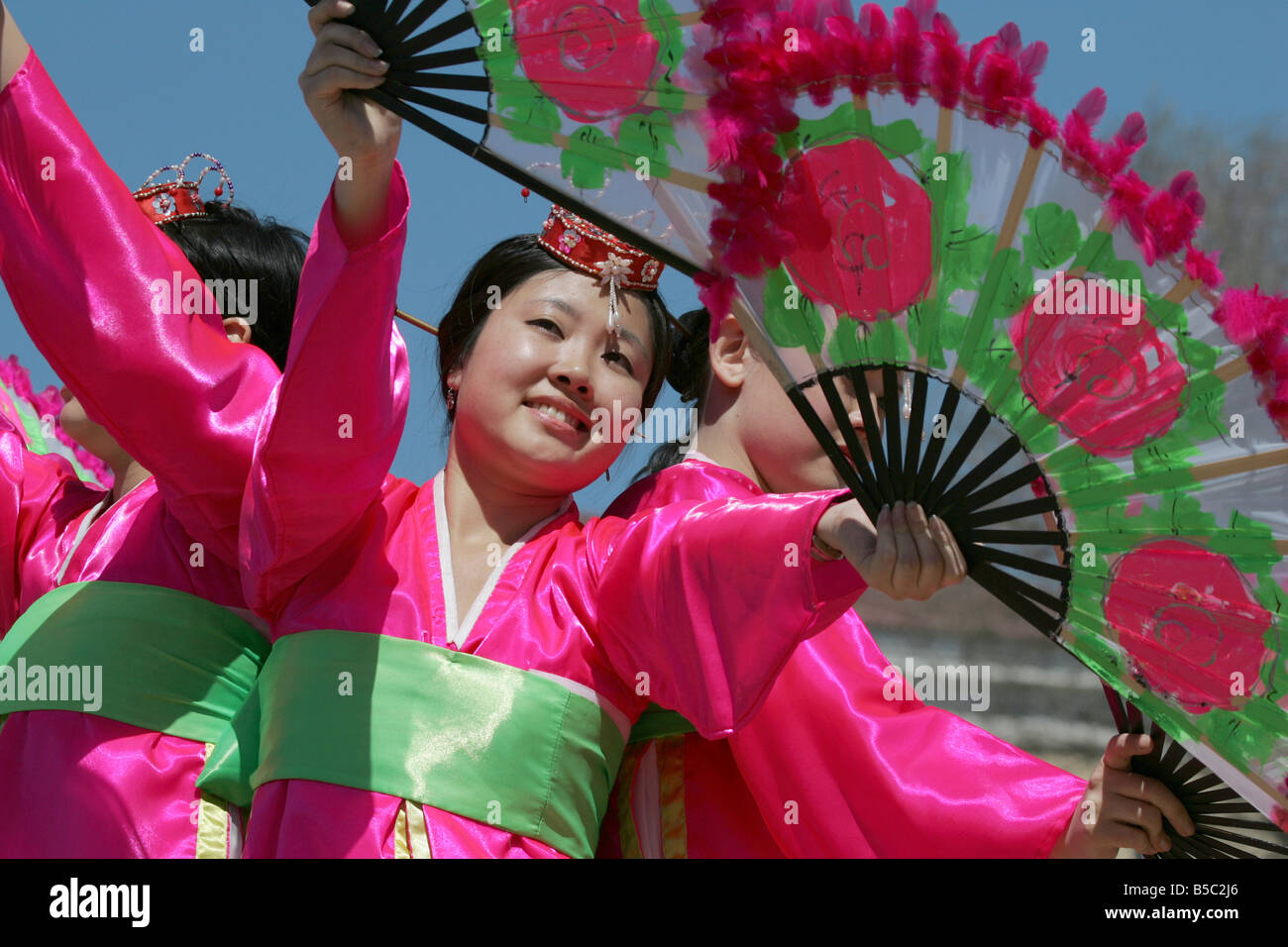 Korean fans dance hi-res stock photography and images - Alamy