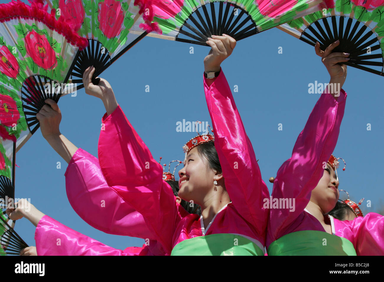Korean fans dance hi-res stock photography and images - Alamy