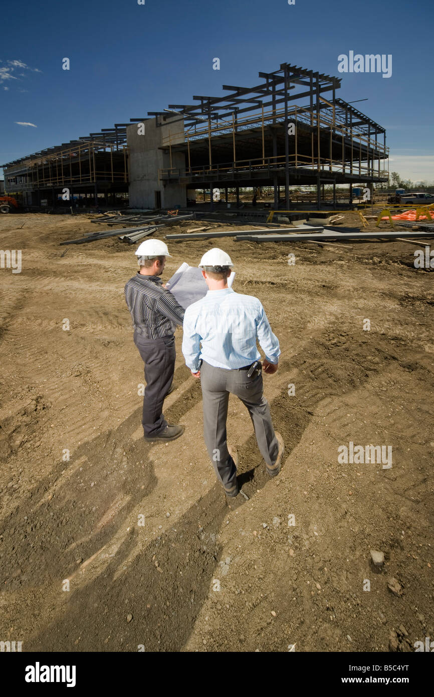 Two workers on a construction site hi-res stock photography and images ...