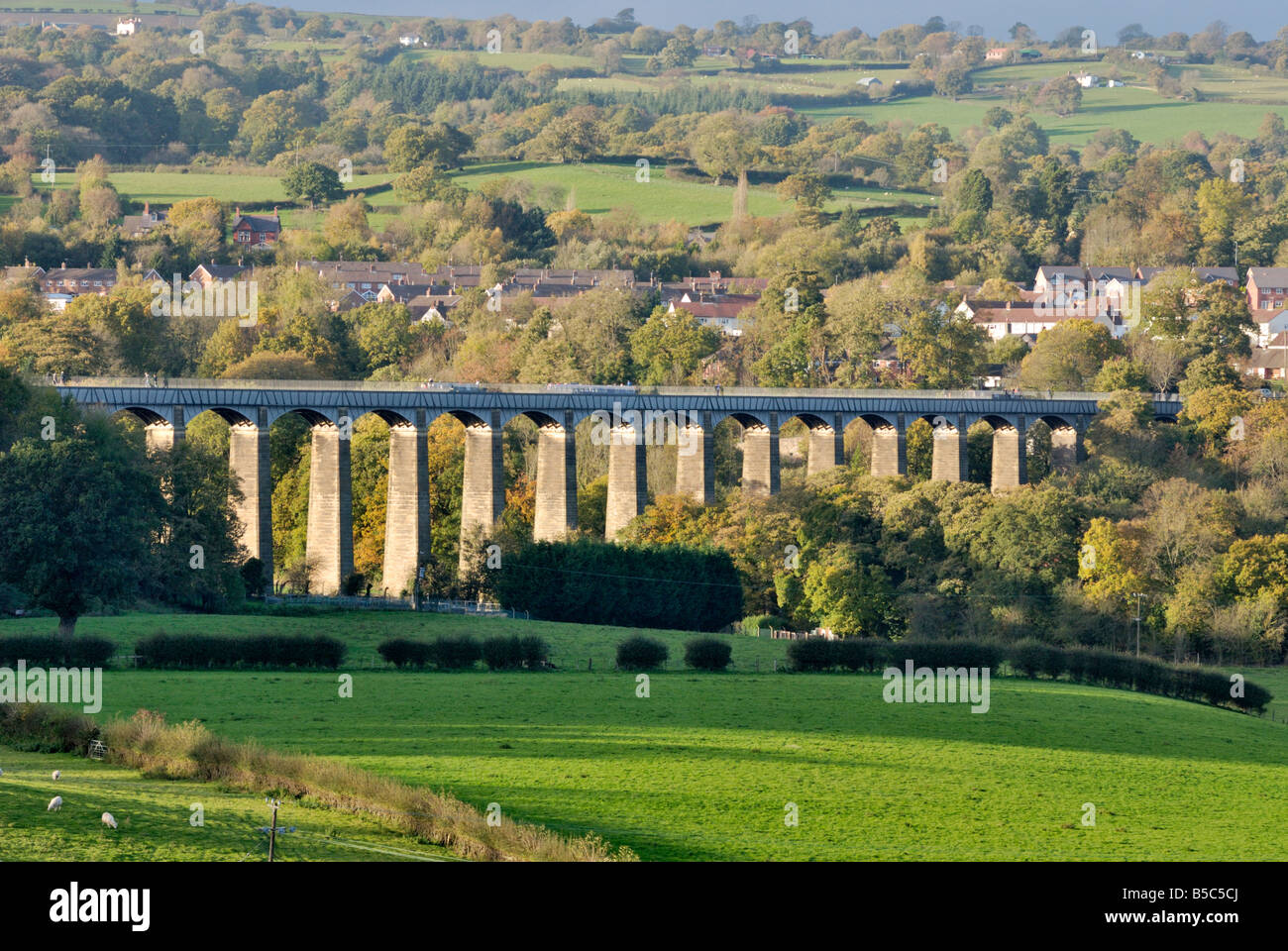 Thomas Telford s Pontcysyllte Aqueduct carrying the Llangollen Canal ...