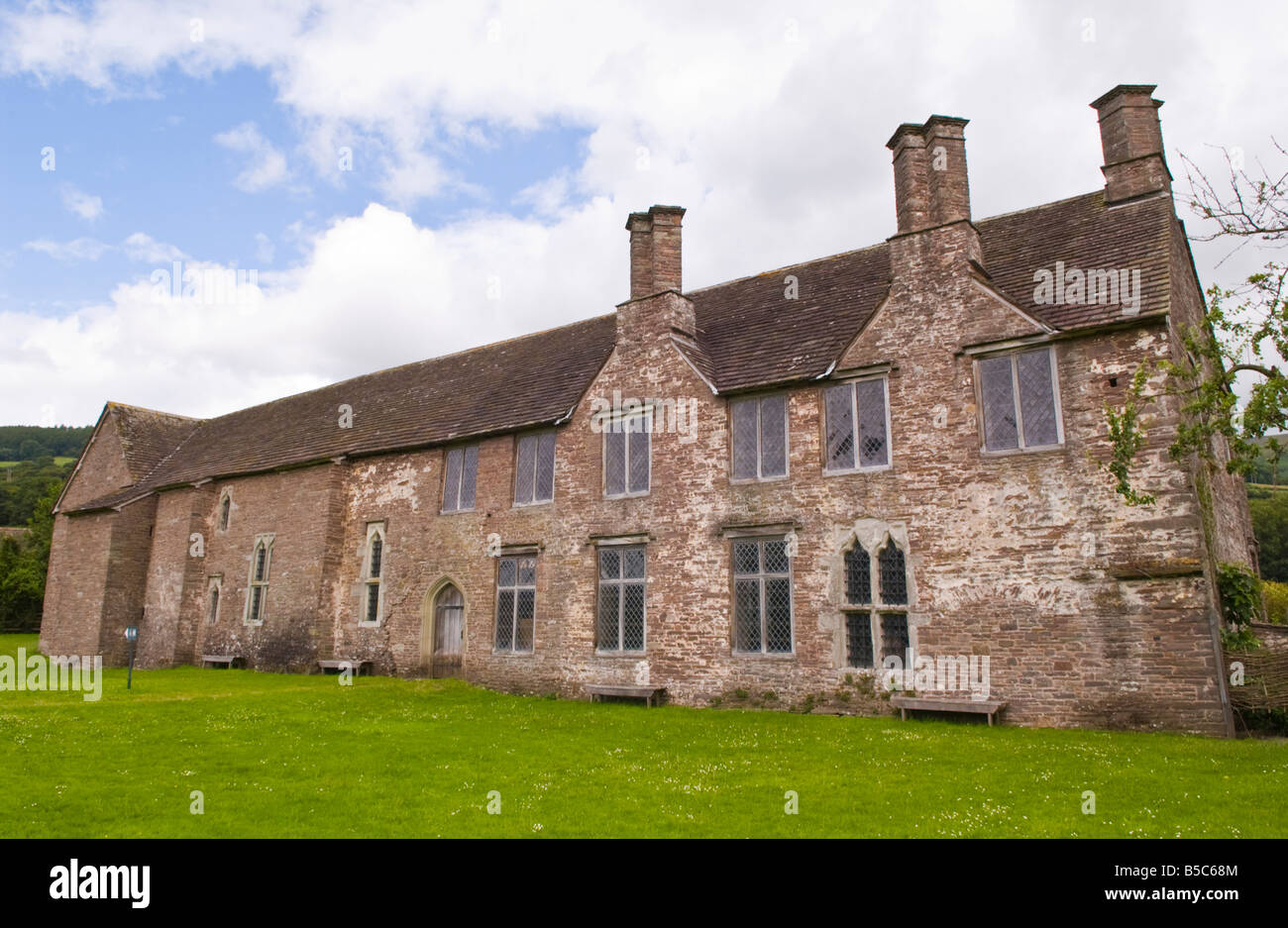 Medieval court hi-res stock photography and images - Alamy