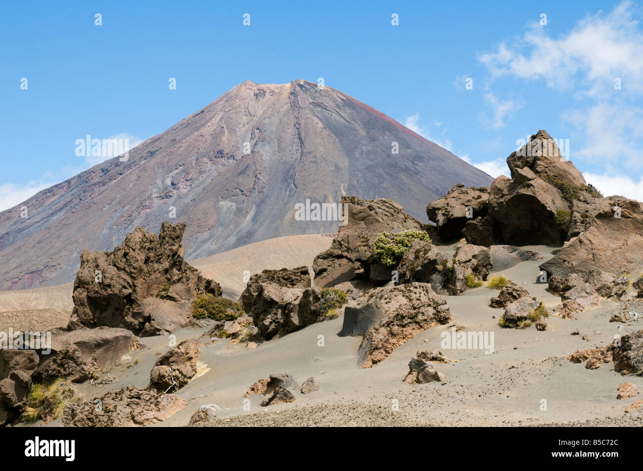 Ngauruhoe cone of tongariro volcano hi-res stock photography and images ...