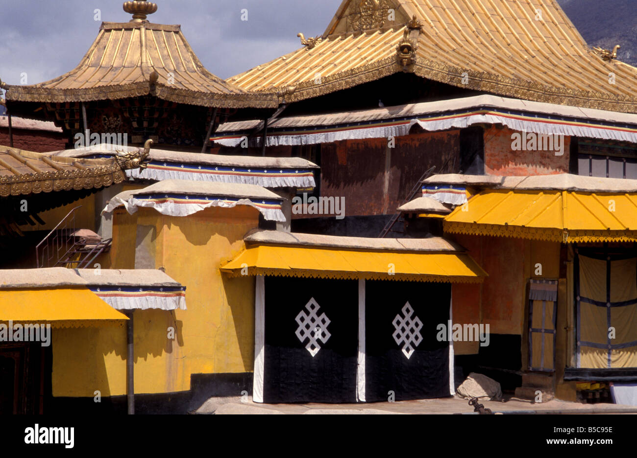 roof scene red palace potala lhasa tibet Stock Photo - Alamy