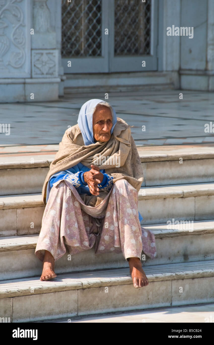 Local sikh woman looking forlorn at a temple in Delhi Stock Photo - Alamy