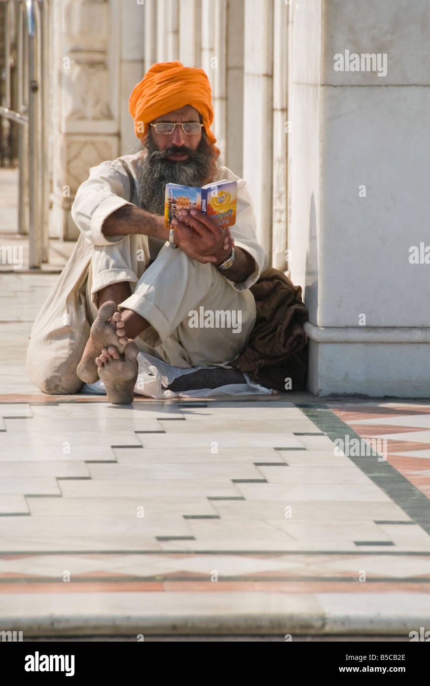 Sikh man reading in a temple in Delhi Stock Photo - Alamy