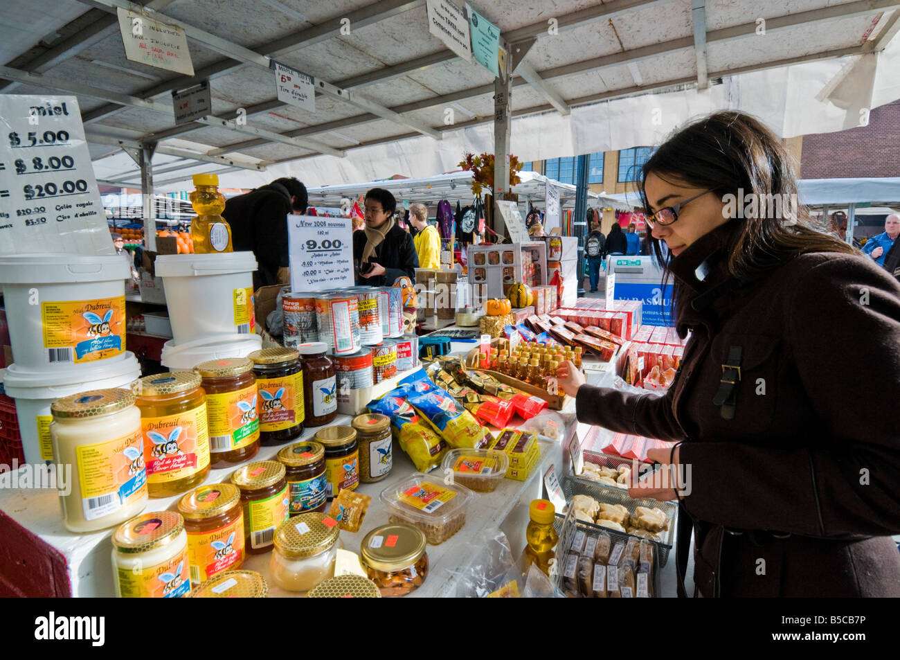 Woman buying canadian souvenirs hi-res stock photography and images - Alamy