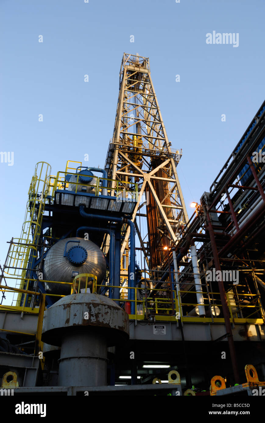 Oil rig derrick Stock Photo - Alamy