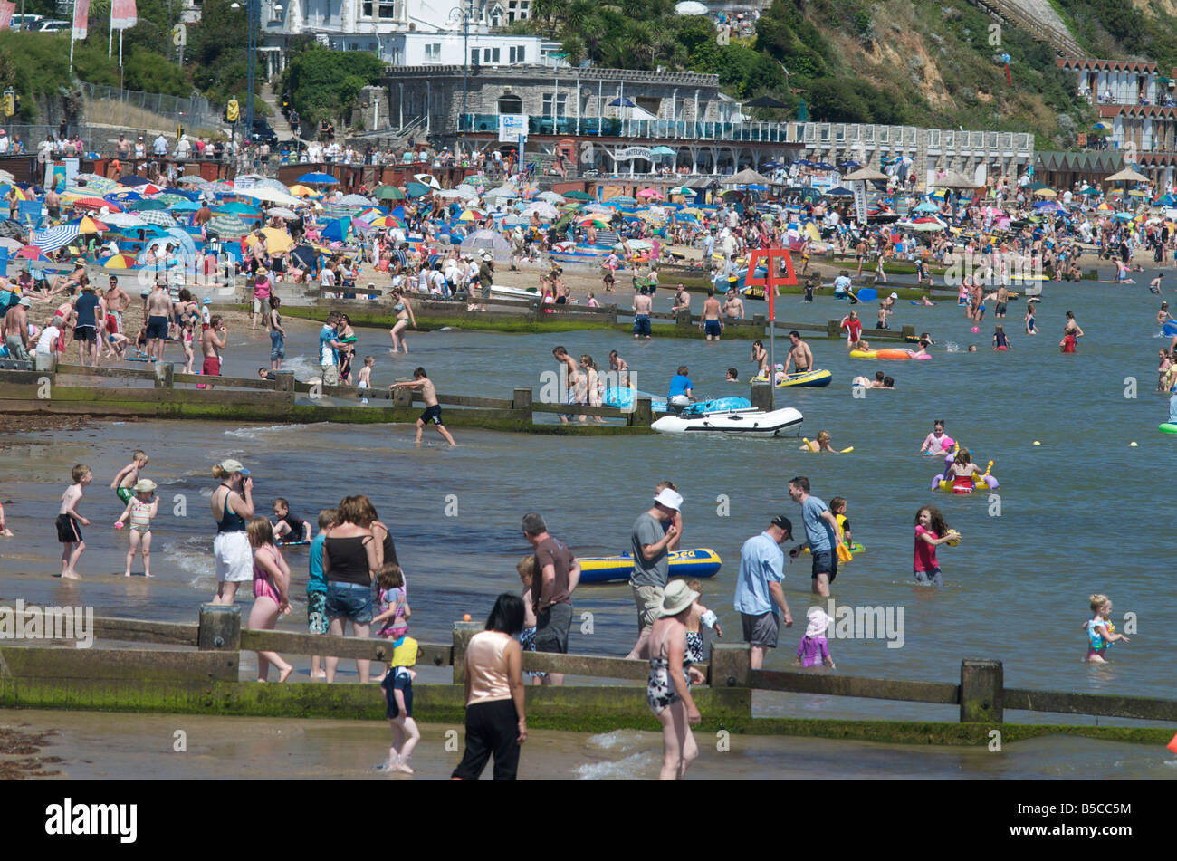 Holidaymakers on Swanage beach Stock Photo - Alamy