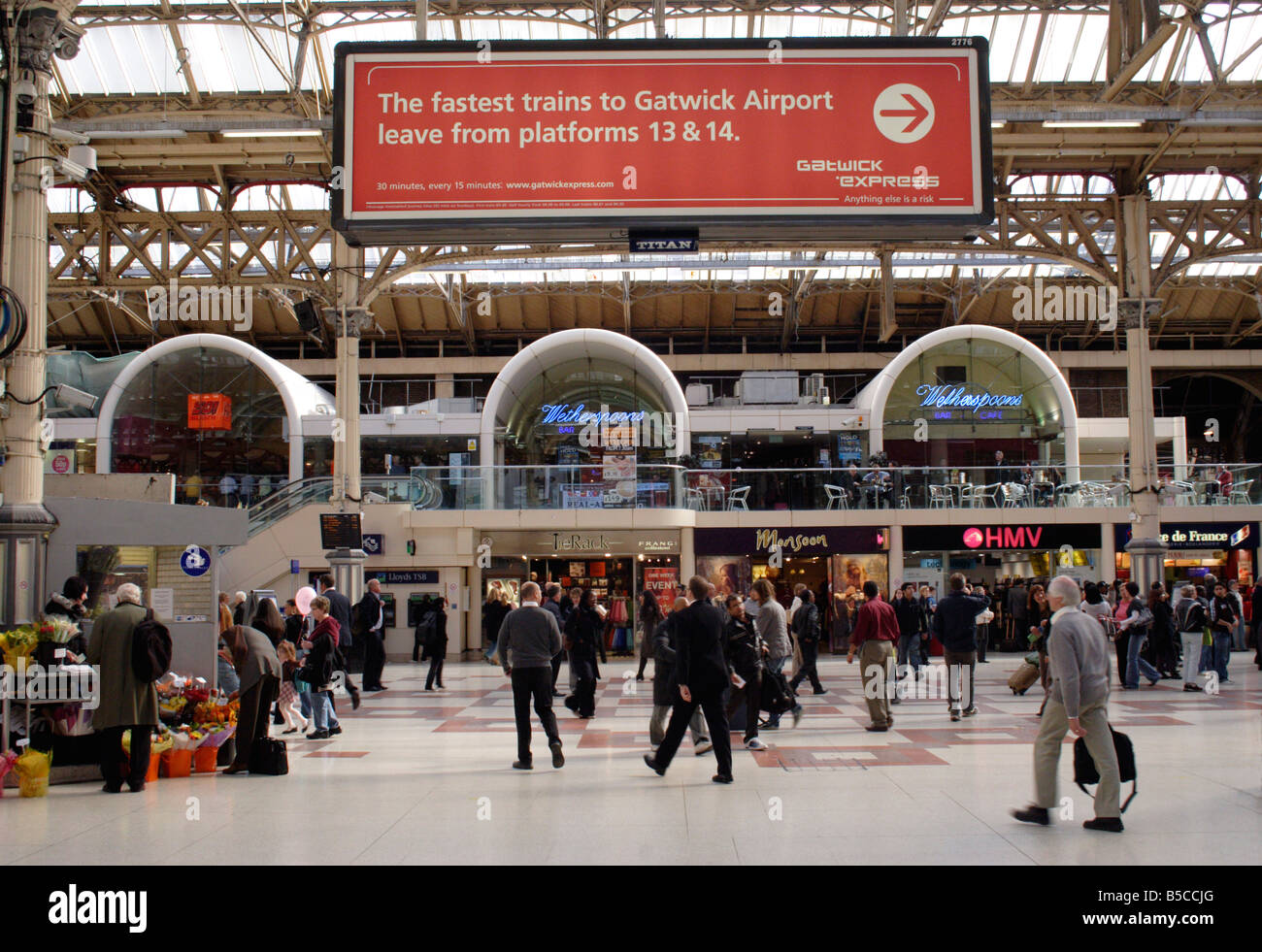 Victoria train station hi-res stock photography and images - Alamy