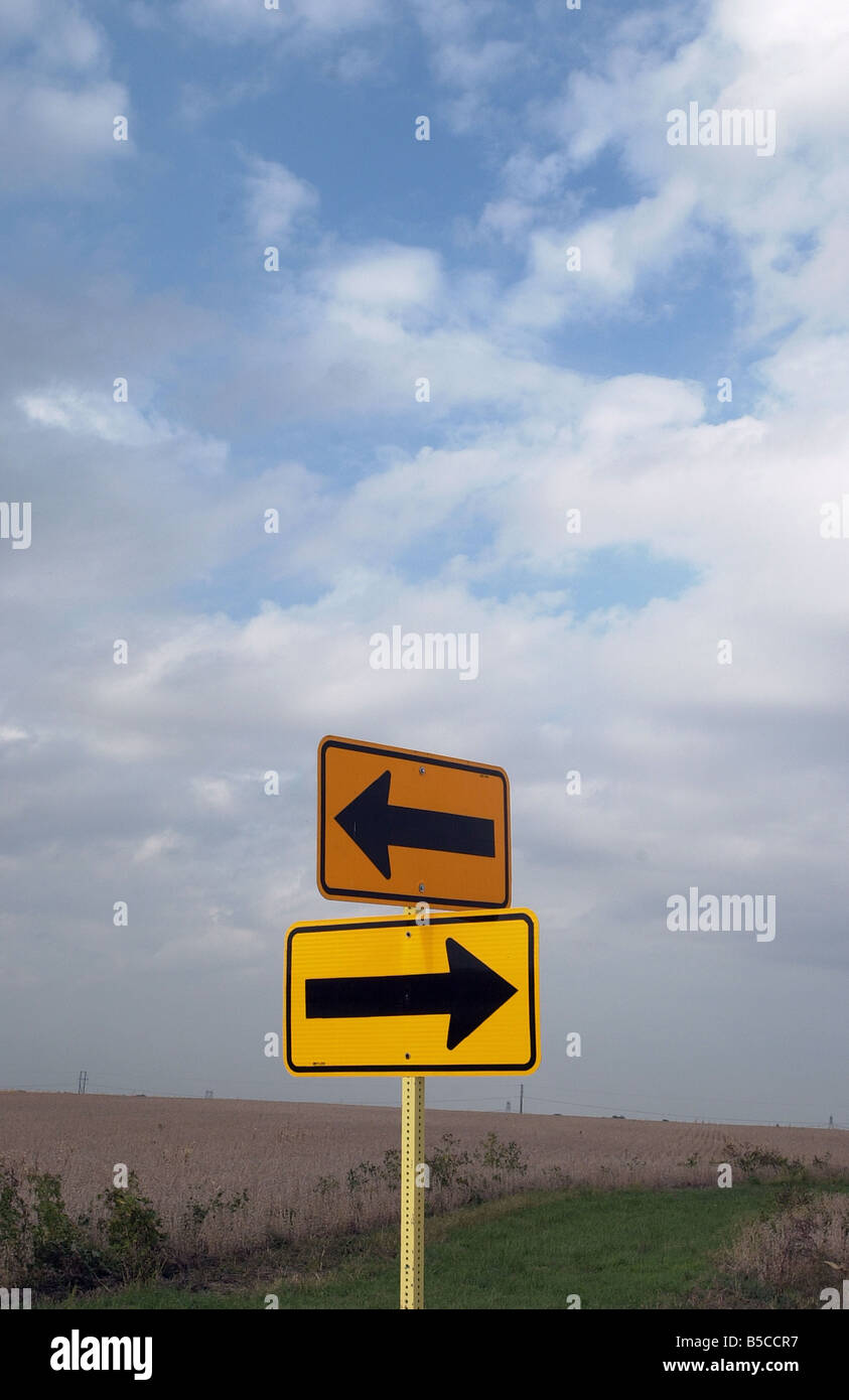 Road sign two black arrows hi-res stock photography and images - Alamy