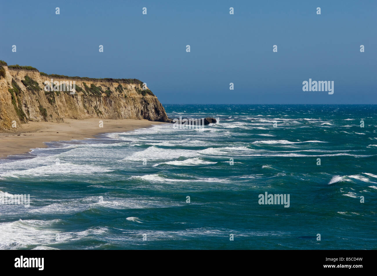 Cliff beach and sea hi-res stock photography and images - Alamy