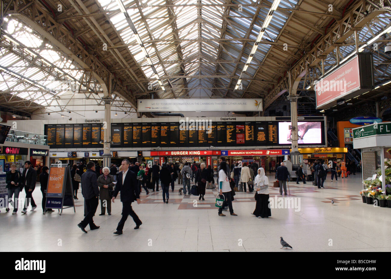 Victoria train station hi-res stock photography and images - Alamy