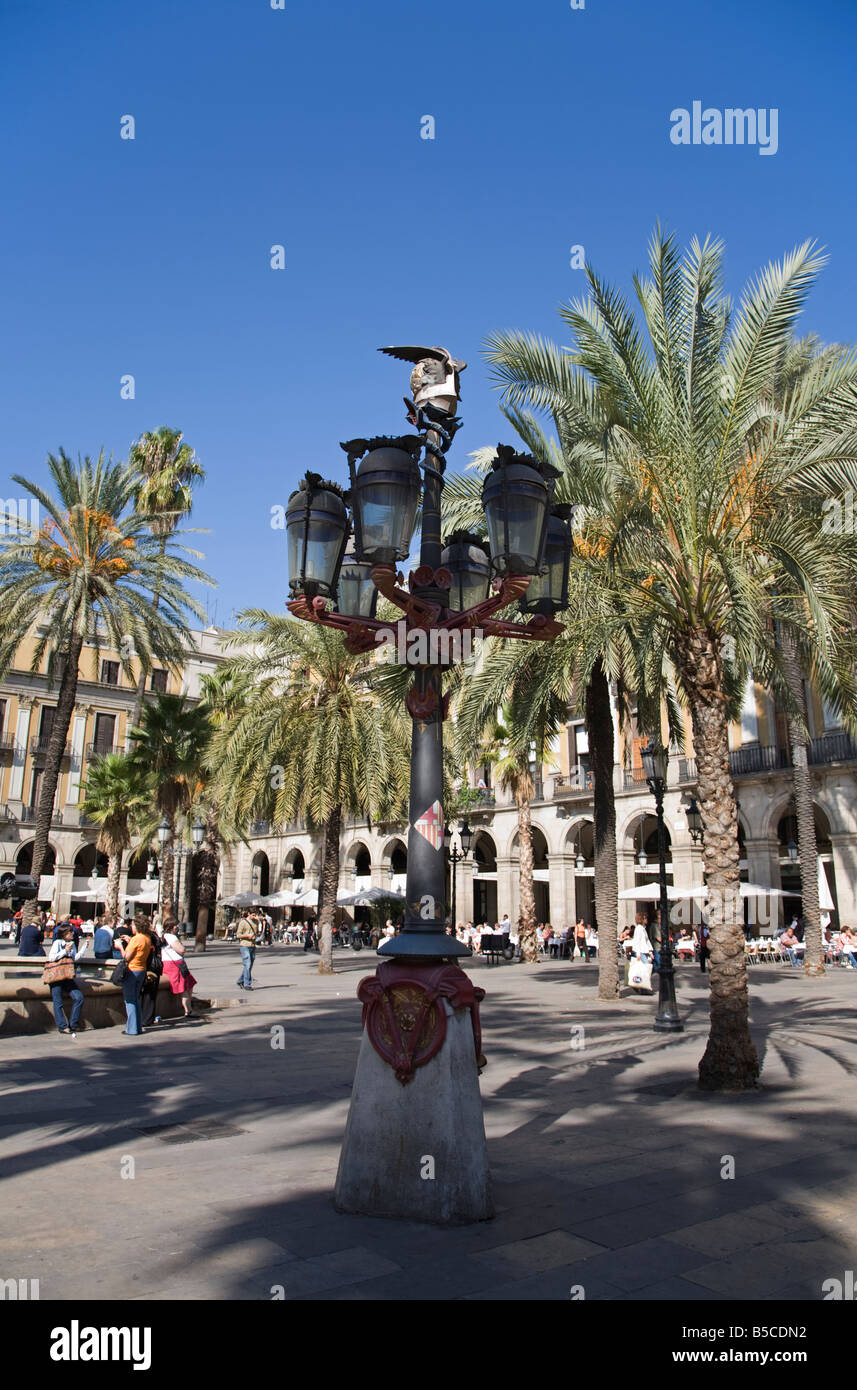 Palm trees and Gaudi lampost in Placa Reial at Barcelona Catalunya ...