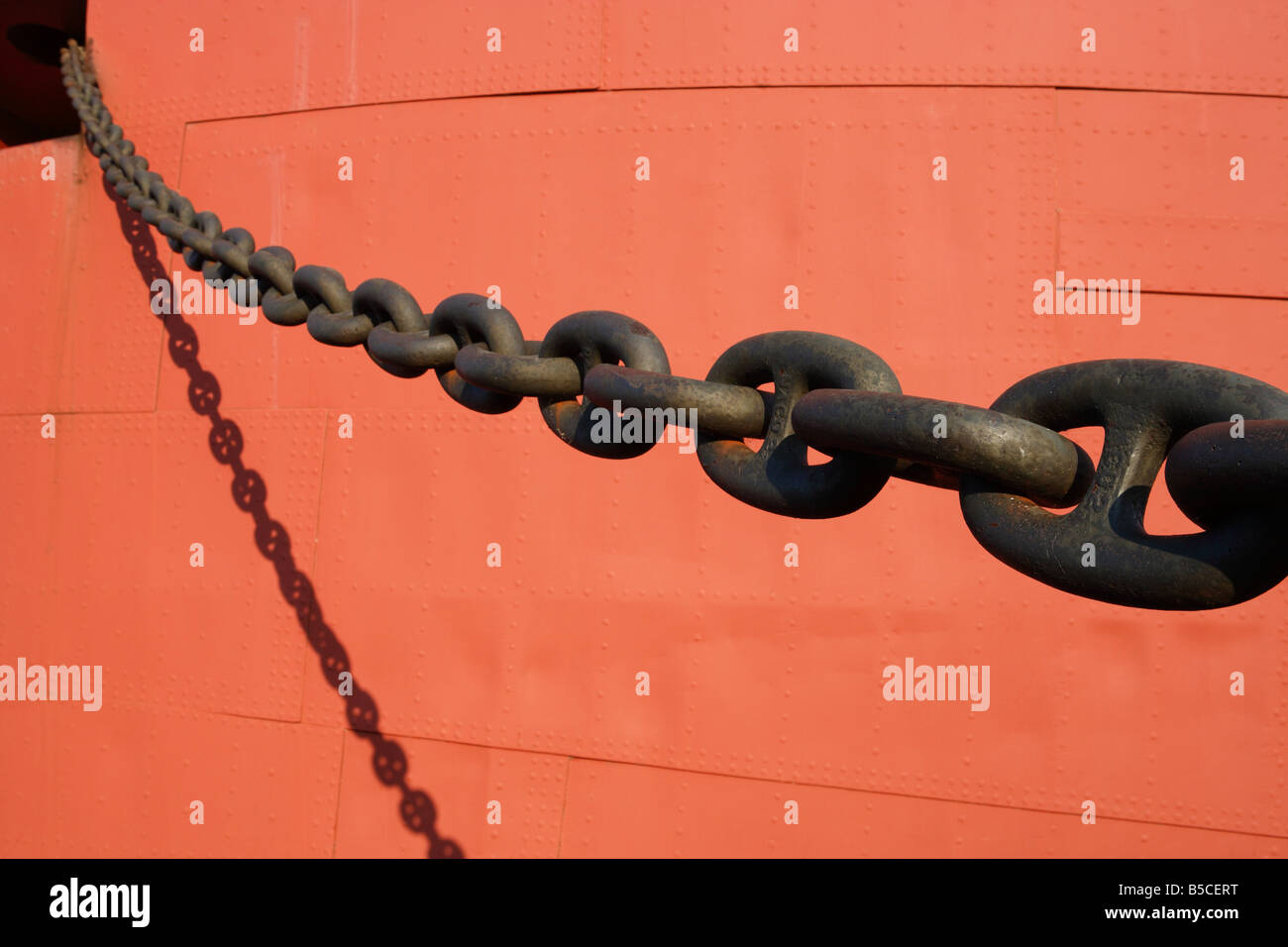 Detail of a large chain used to anchor a ship Stock Photo - Alamy