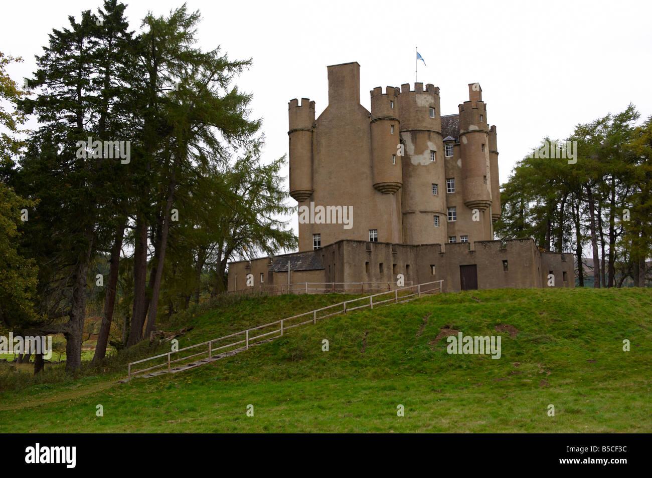 Invercauld castle hi-res stock photography and images - Alamy
