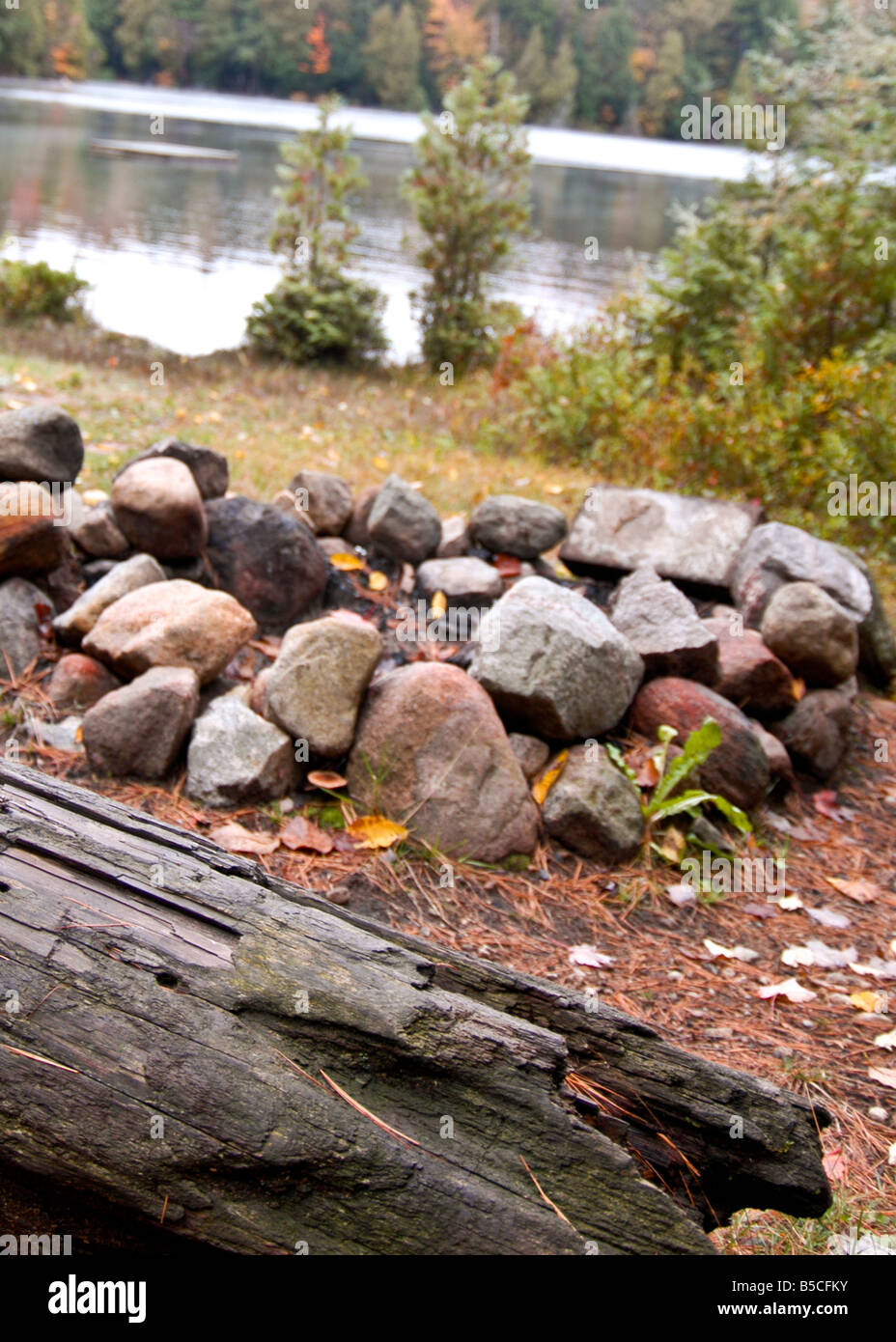 Log campfire pit Stock Photo - Alamy