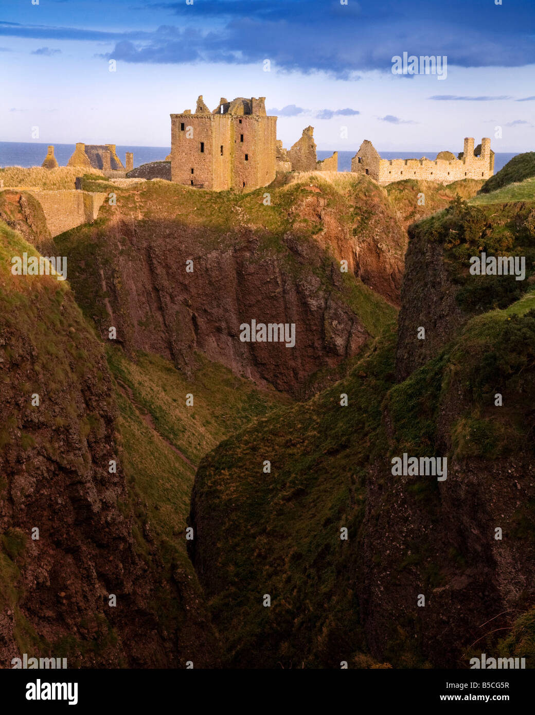Dunnottar dunottar dunotar castle hi-res stock photography and images ...