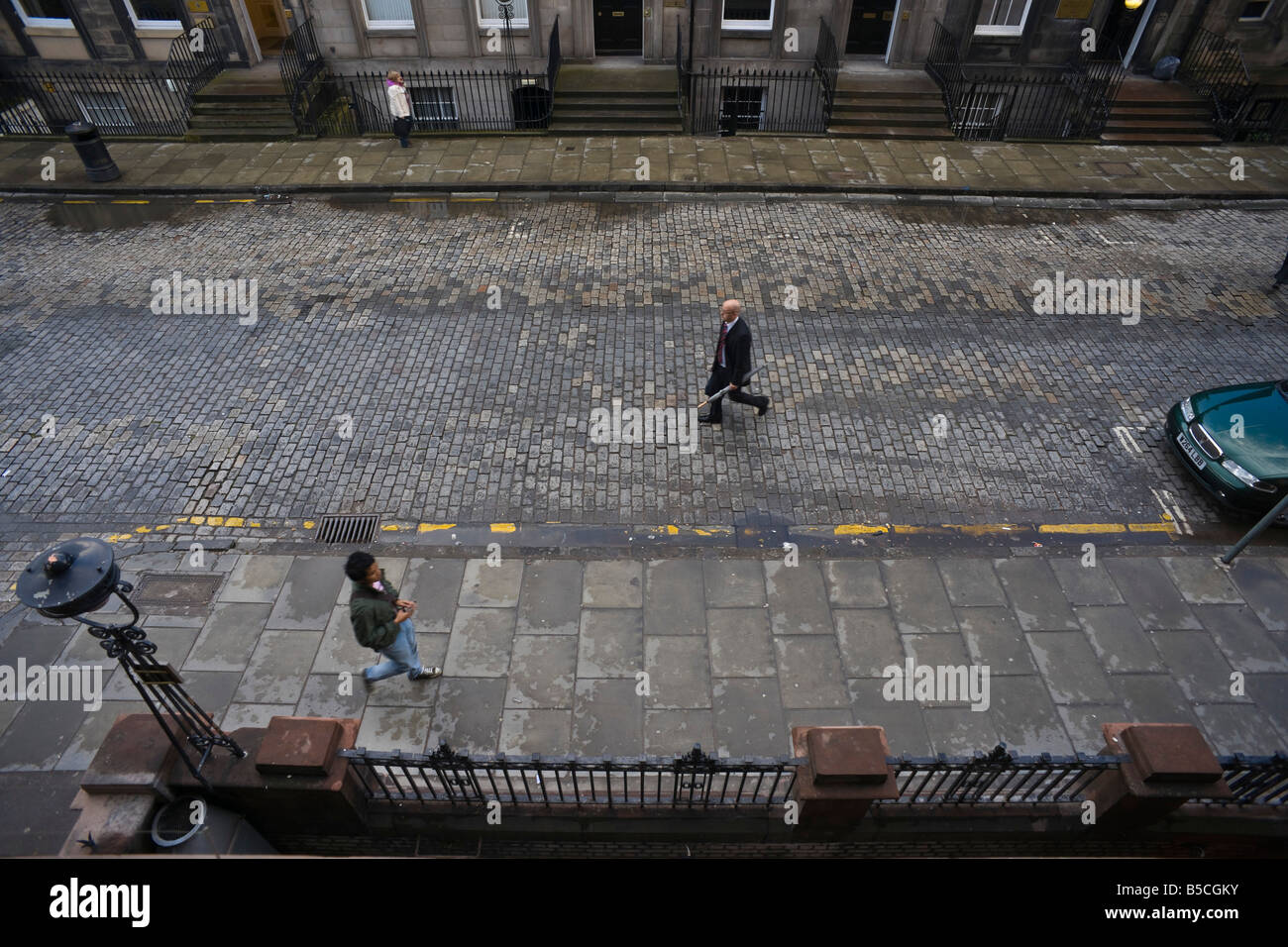 Cobblestone street in old Edinburgh Scotland Stock Photo - Alamy