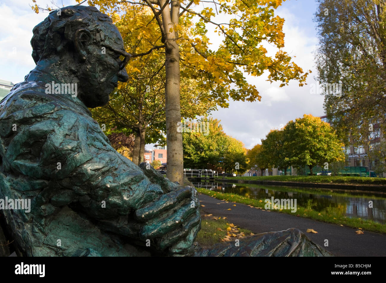 Statue of Patrick Kavanagh on bench, Grand Canal Dublin Stock Photo - Alamy