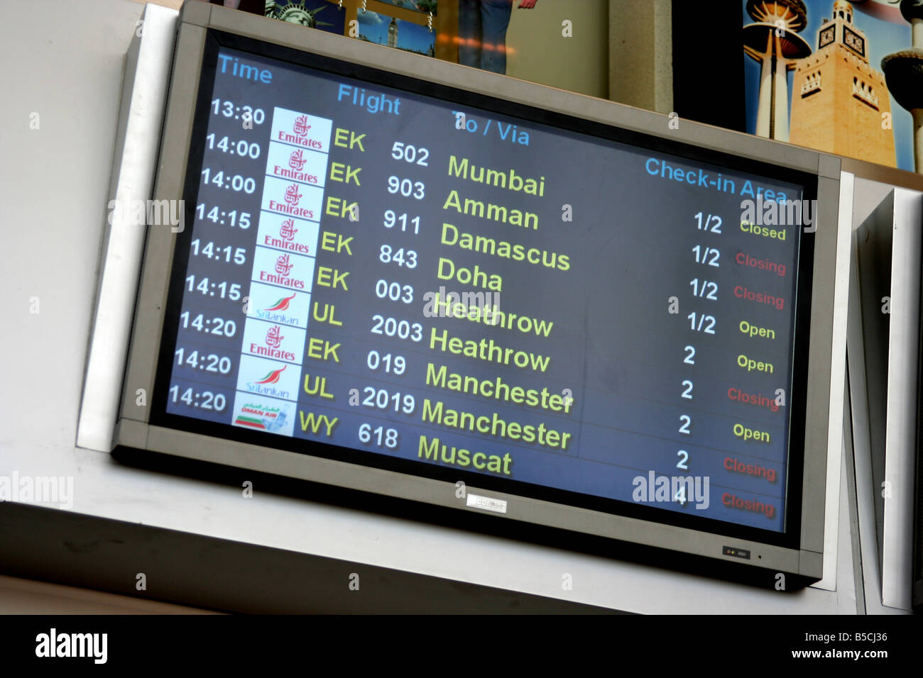 flight information screen monitors dubai airport Stock Photo - Alamy