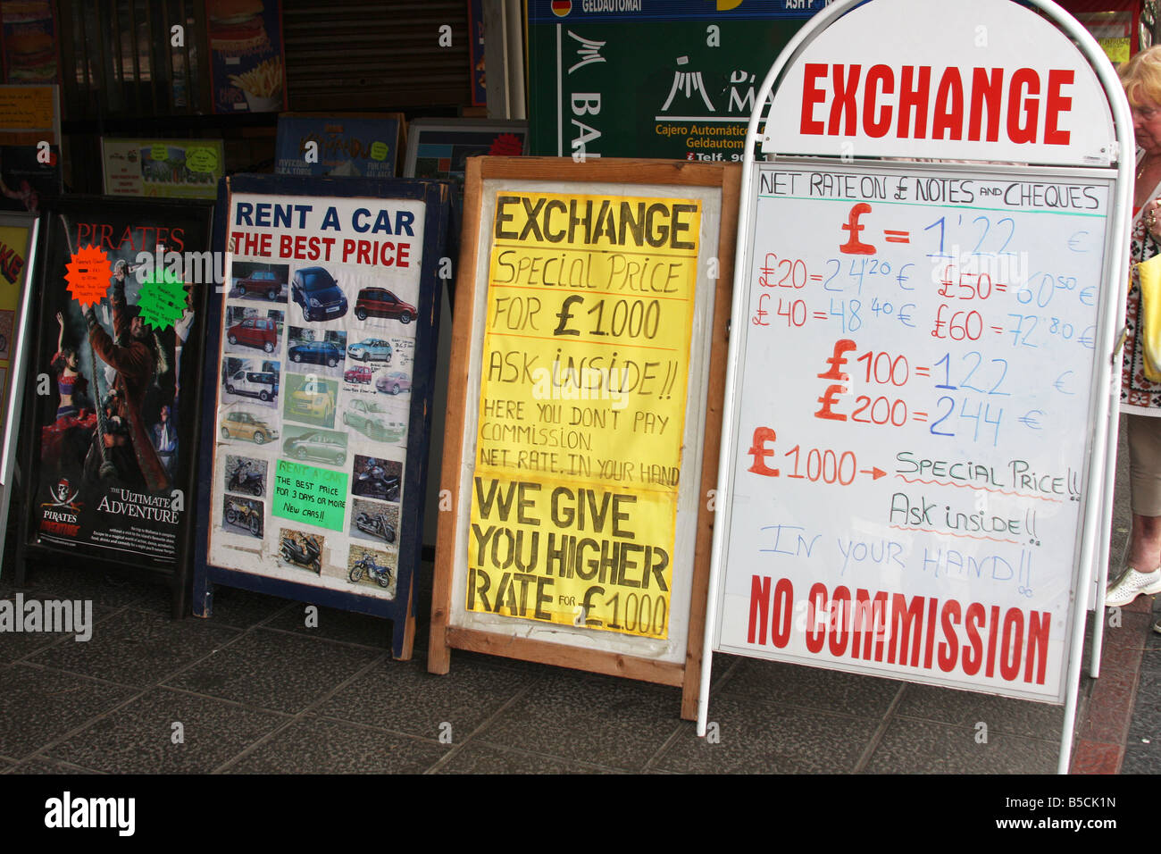 Cash signs hi-res stock photography and images - Alamy